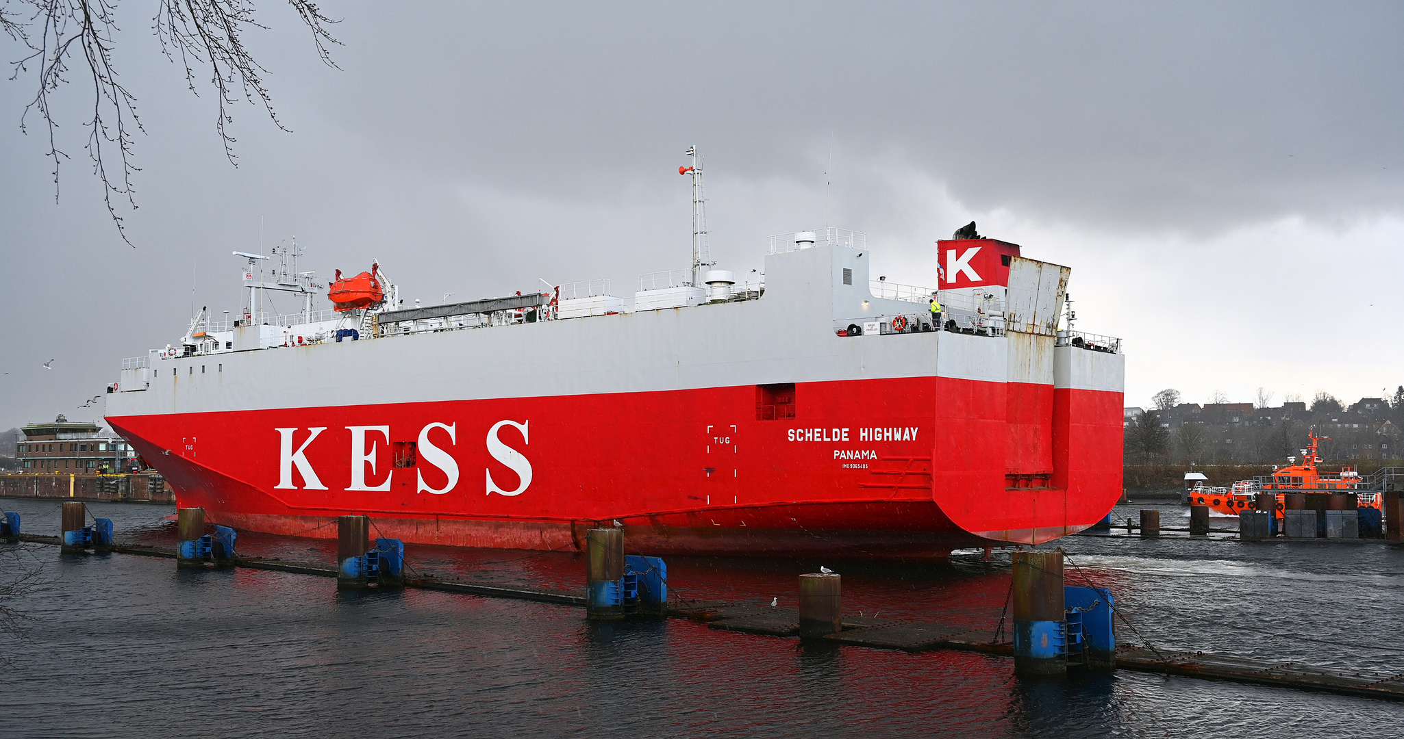 Die SCHELDE HIGHWAY bei der Einfahrt in die Schleuse Kiel Holtenau Foto & Bild | deutschland ...