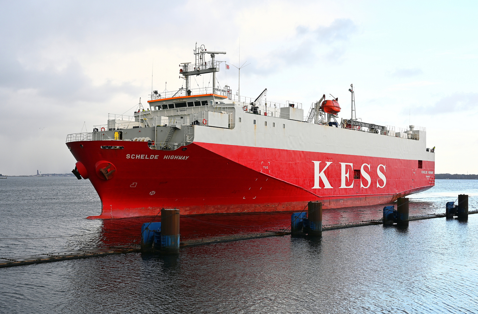 Die SCHELDE HIGHWAY bei der Einfahrt in die Schleuse Kiel Holtenau Foto ...
