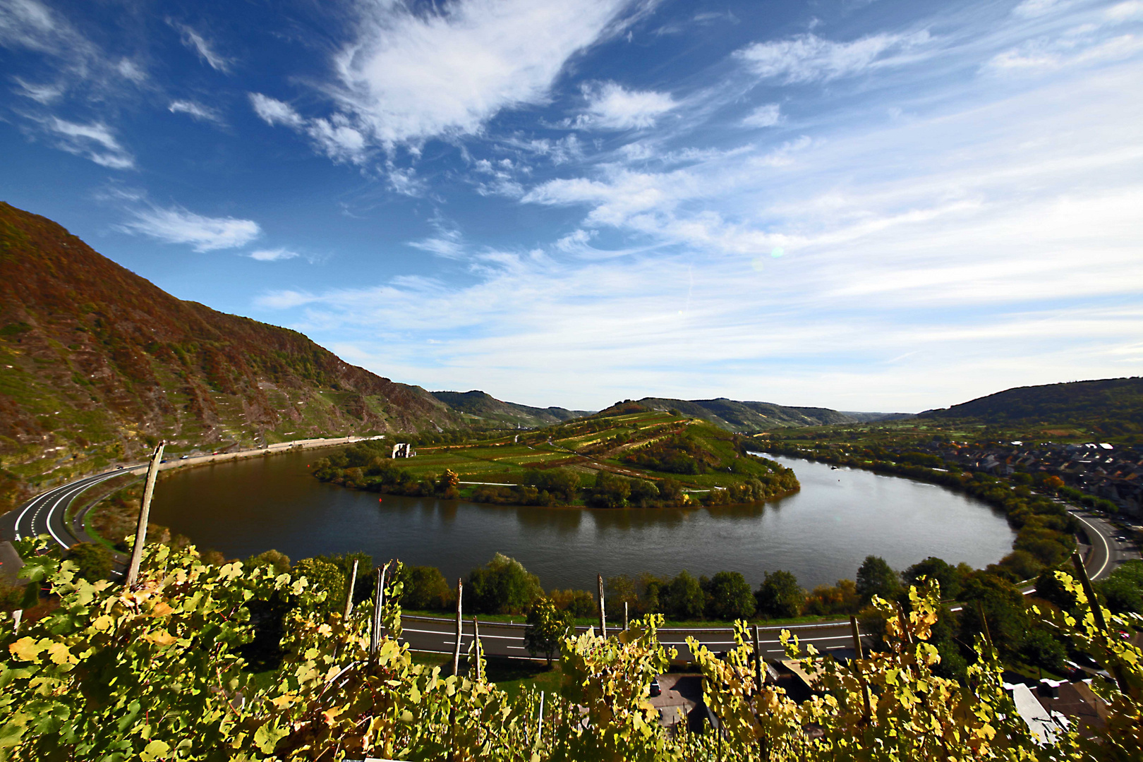 Die schöne Moselschleife bei Bremm Foto & Bild | natur, himmel, straße ...