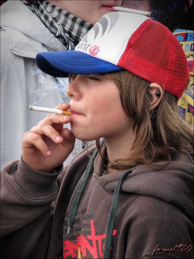 Die schwere Weise, zu werfen, zu rauchen Foto & Bild | kinder, kinder ...