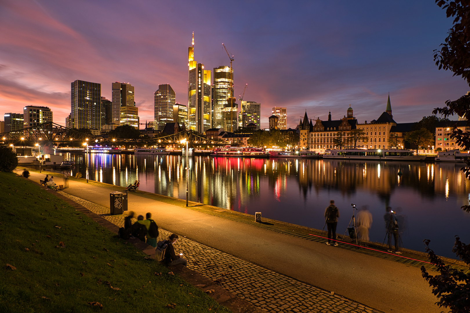 Die Skyline am Abend Foto & Bild | architektur, deutschland, europe ...