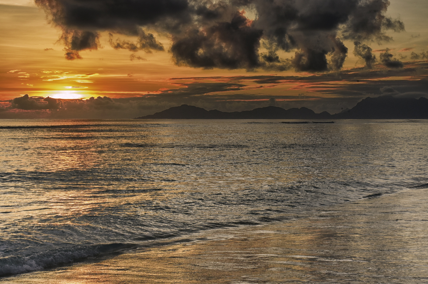 Die Sonne geht wieder auf ..... Foto & Bild | sonnenaufgang, wolken ...