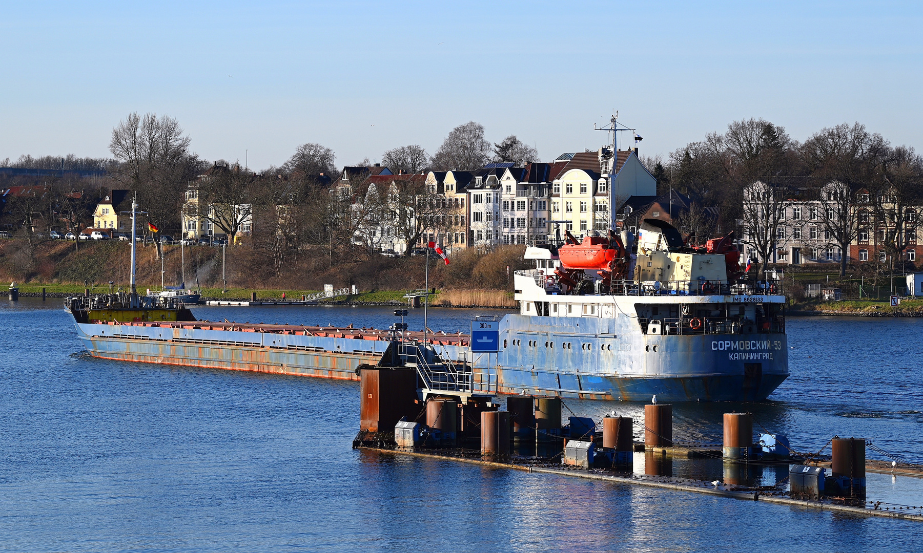 Die SORMOVSKIY 53 verlässt die Schleuse Kiel Holtenau Foto & Bild ...