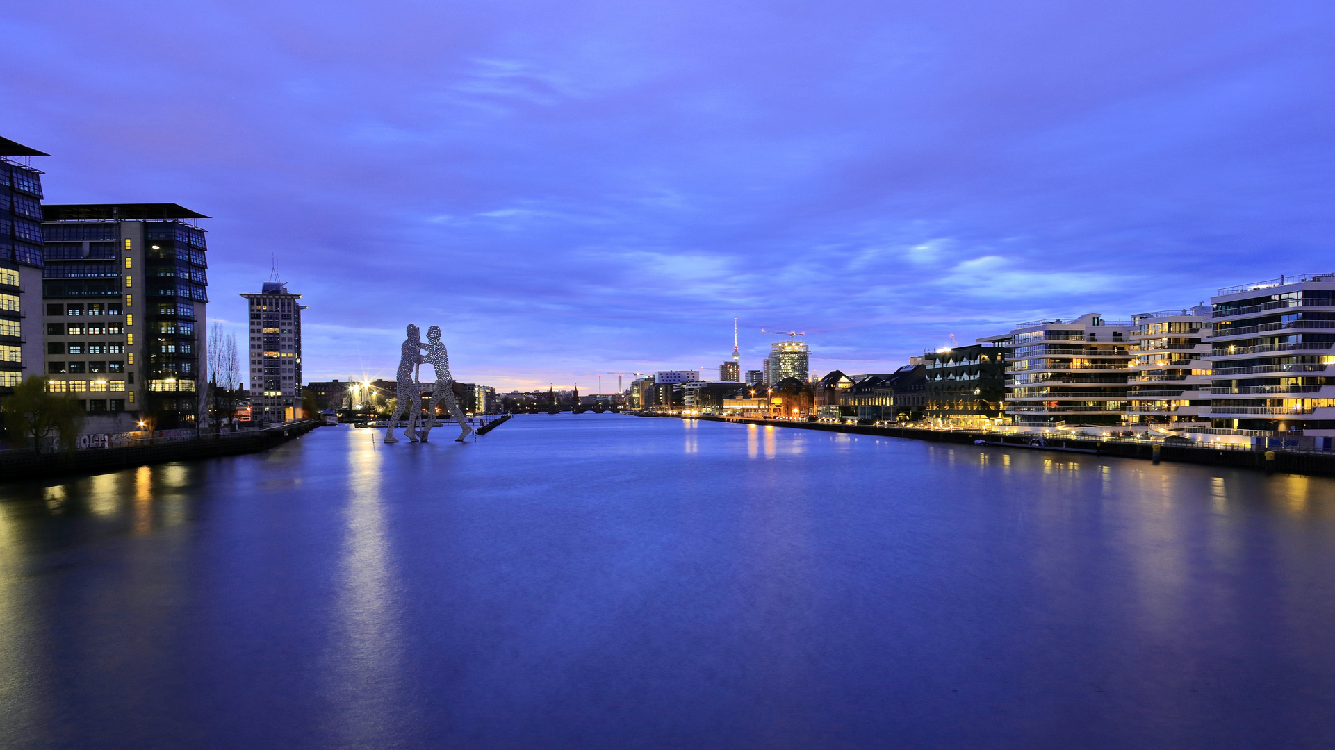 Die Spree mit Molecule Man zur blauen Stunde Foto & Bild ...