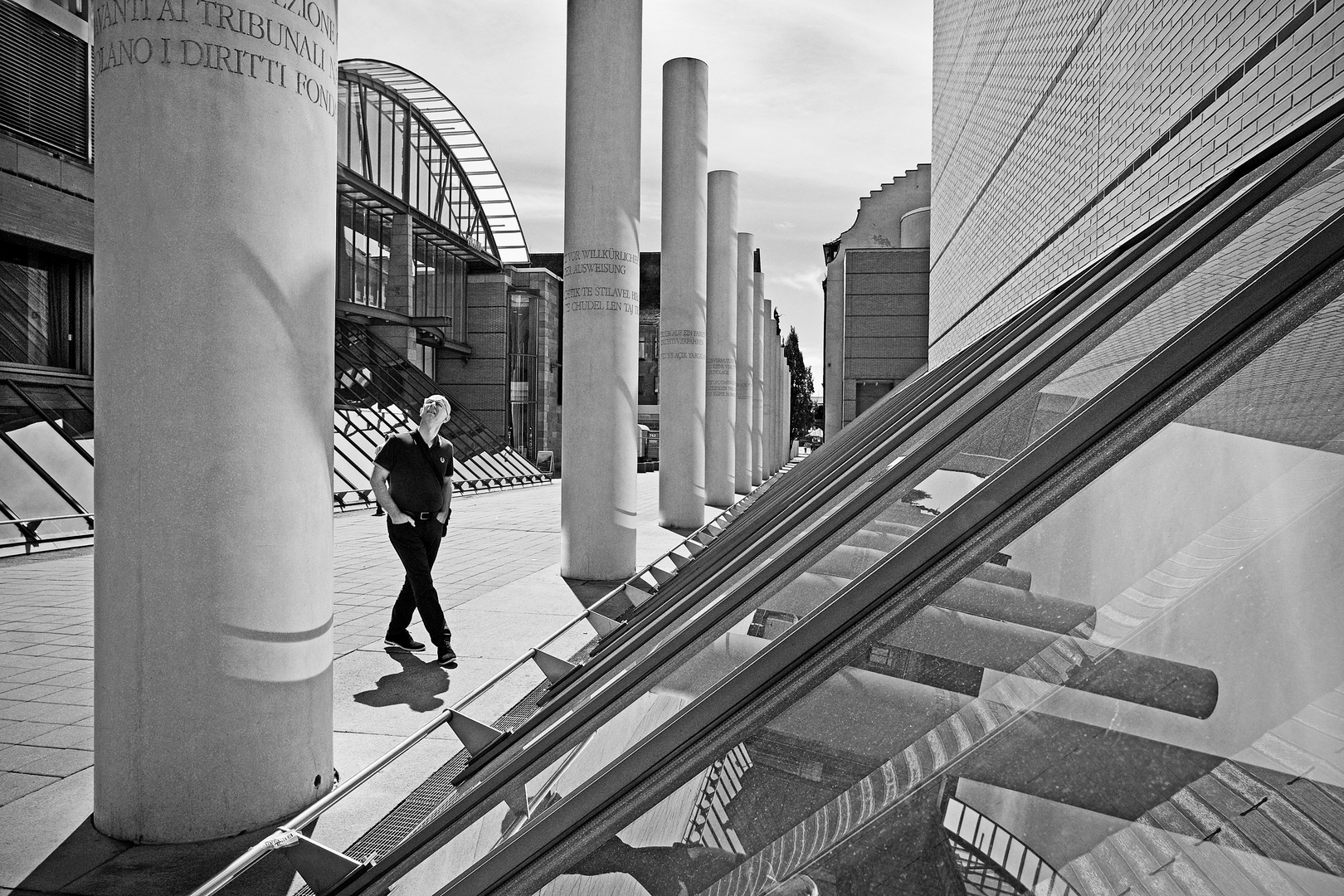 Die Straße der Menschenrechte Foto & Bild | architektur, streetfotografie mit menschen ...