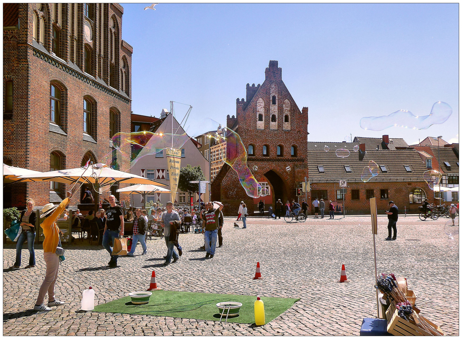 Die Straßenanimateurin Foto & Bild | architektur, streetart, graffiti & tags, streetfotografie ...