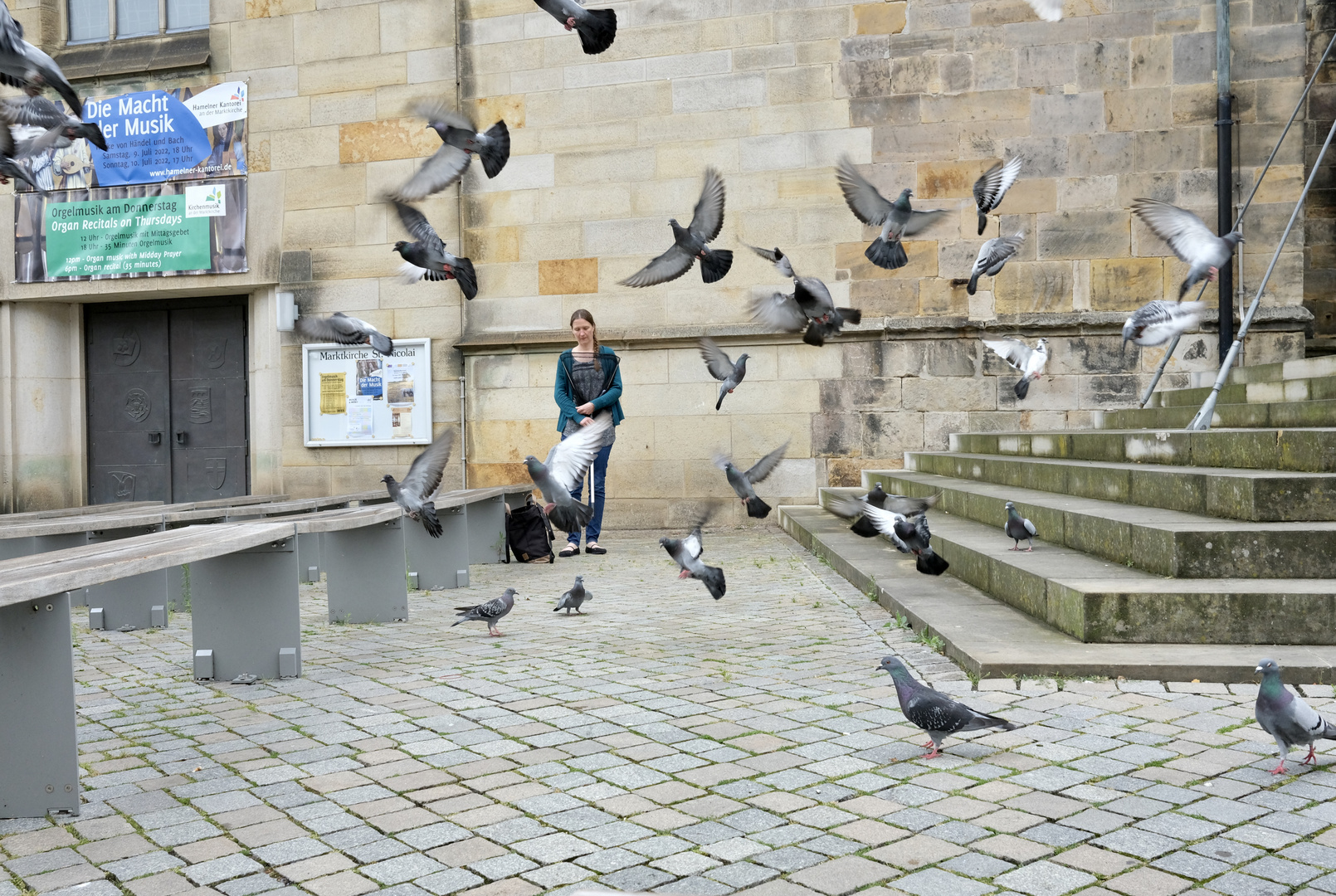 Die Taubenfrau Foto & Bild | streetfotografie mit menschen, kommunikation; grafik; szenen ...