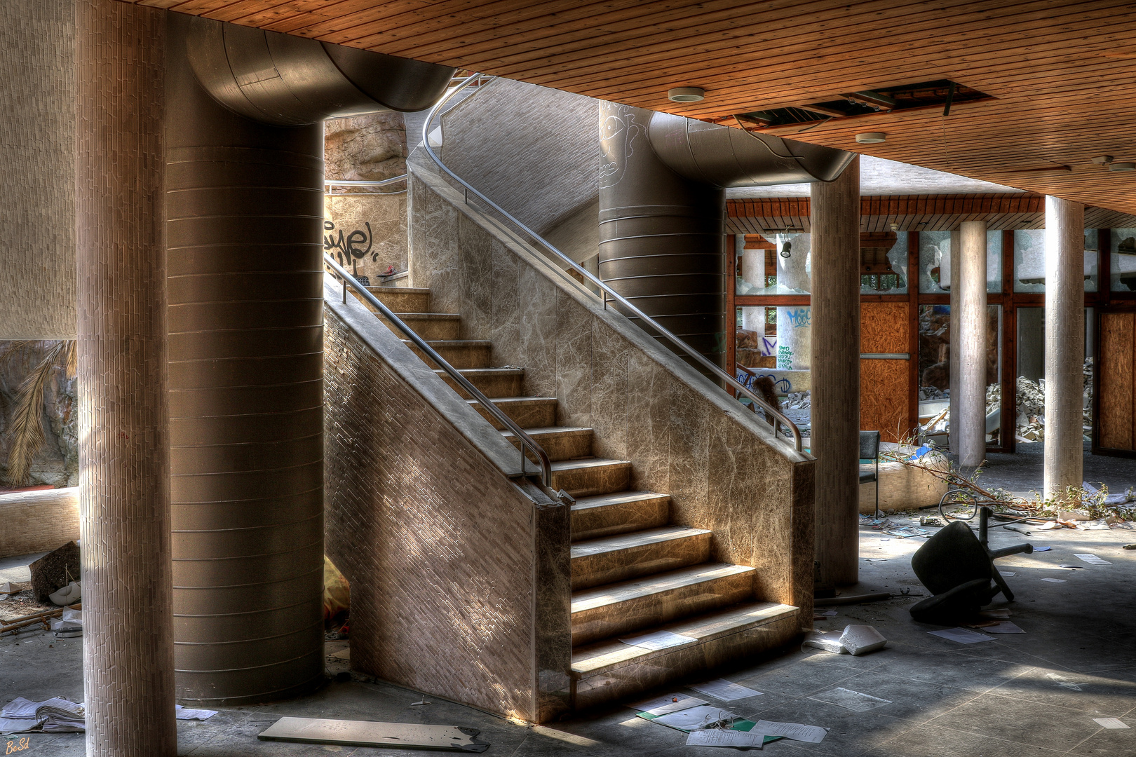 Die Treppe... Foto & Bild | architektur, marodes, lost places Bilder ...