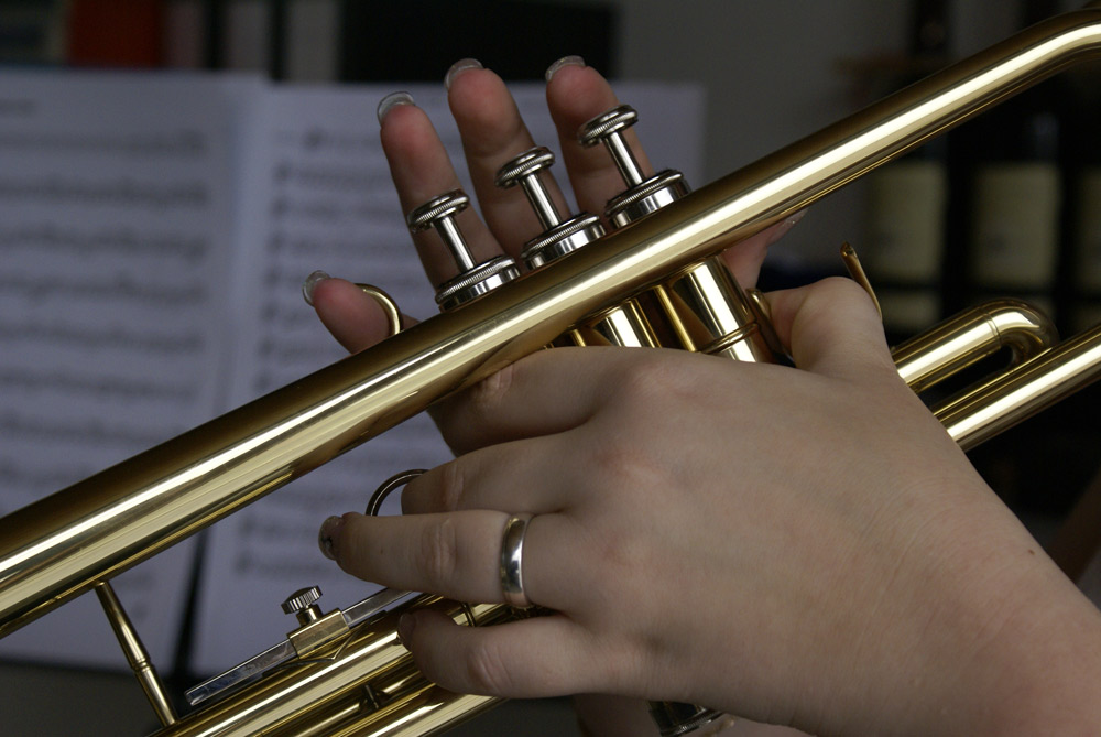 Die Trompete im Griff Foto & Bild | kunstfotografie & kultur, musik ...