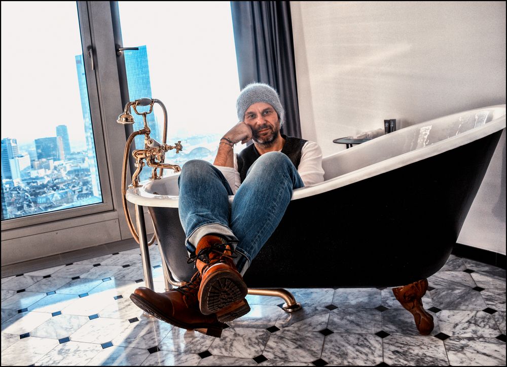 Die Wanne ist voll +++ Foto & Bild | indoor, mann, portrait Bilder auf fotocommunity