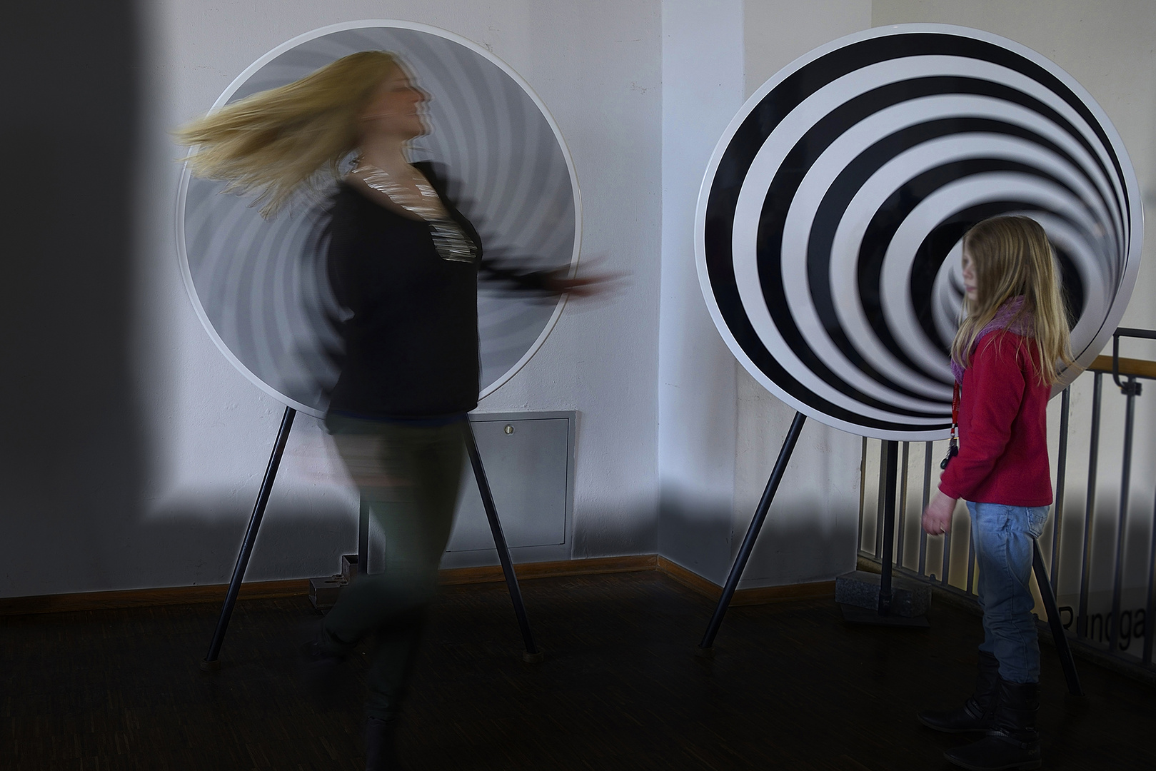 Die Welt dreht sich Foto & Bild | erwachsene menschen, alltagsereignisse, menschen in der ...