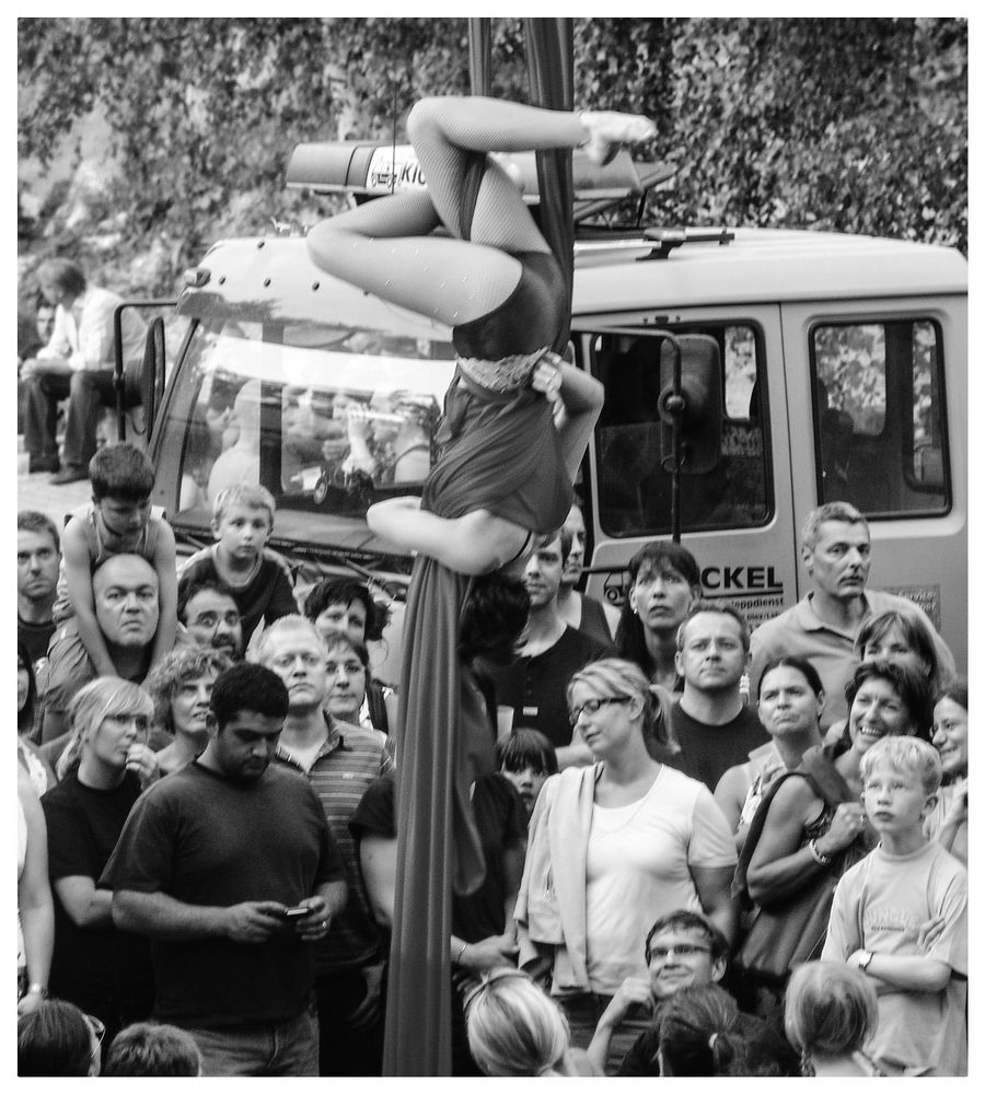 Die Welt steht Kopf ! Foto & Bild | menschen, streetfotografie mit menschen, street Bilder auf ...