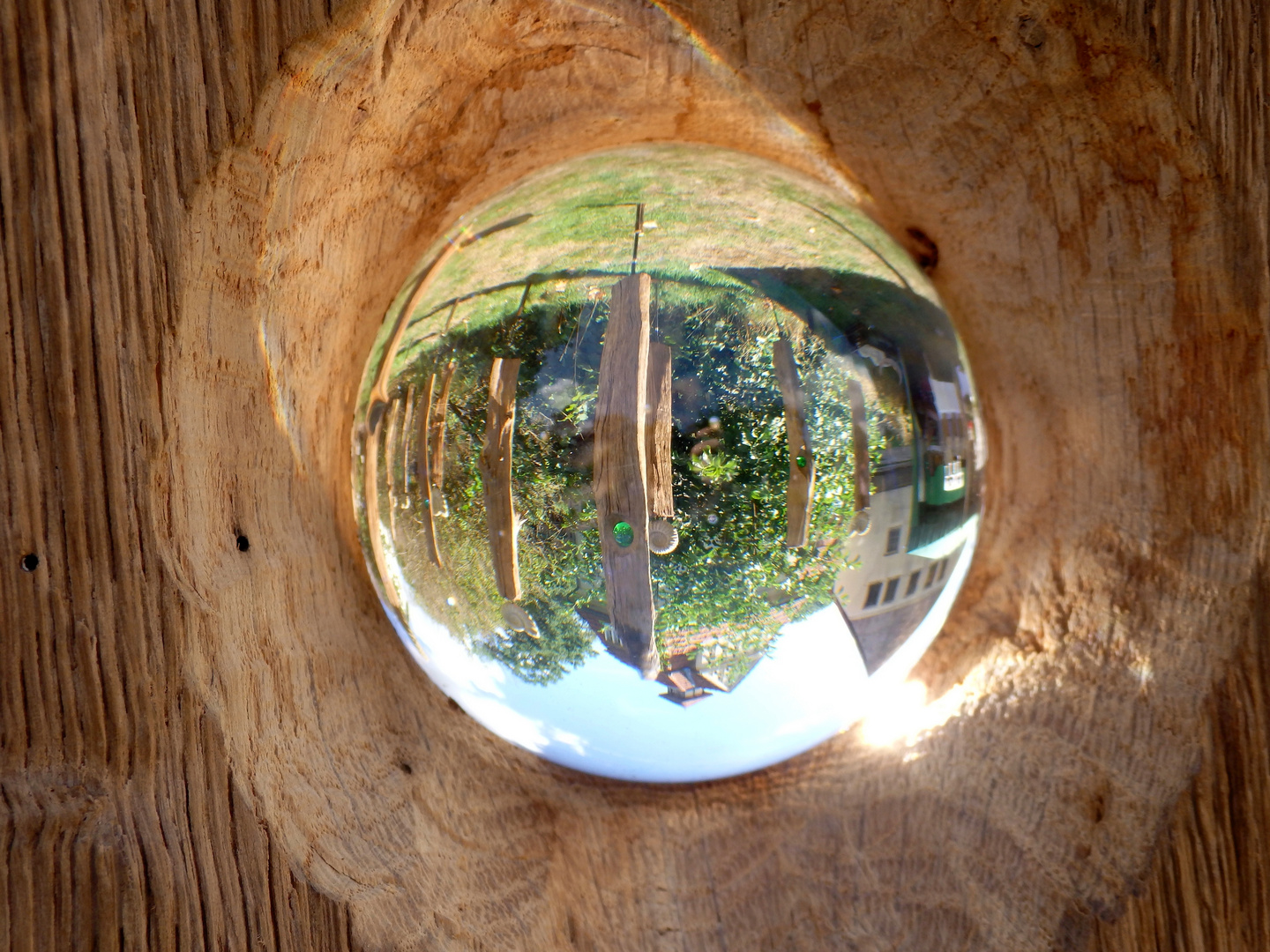 Die Welt steht Kopf - Blick durch eine Glaskugel Foto & Bild | kunstfotografie & kultur ...