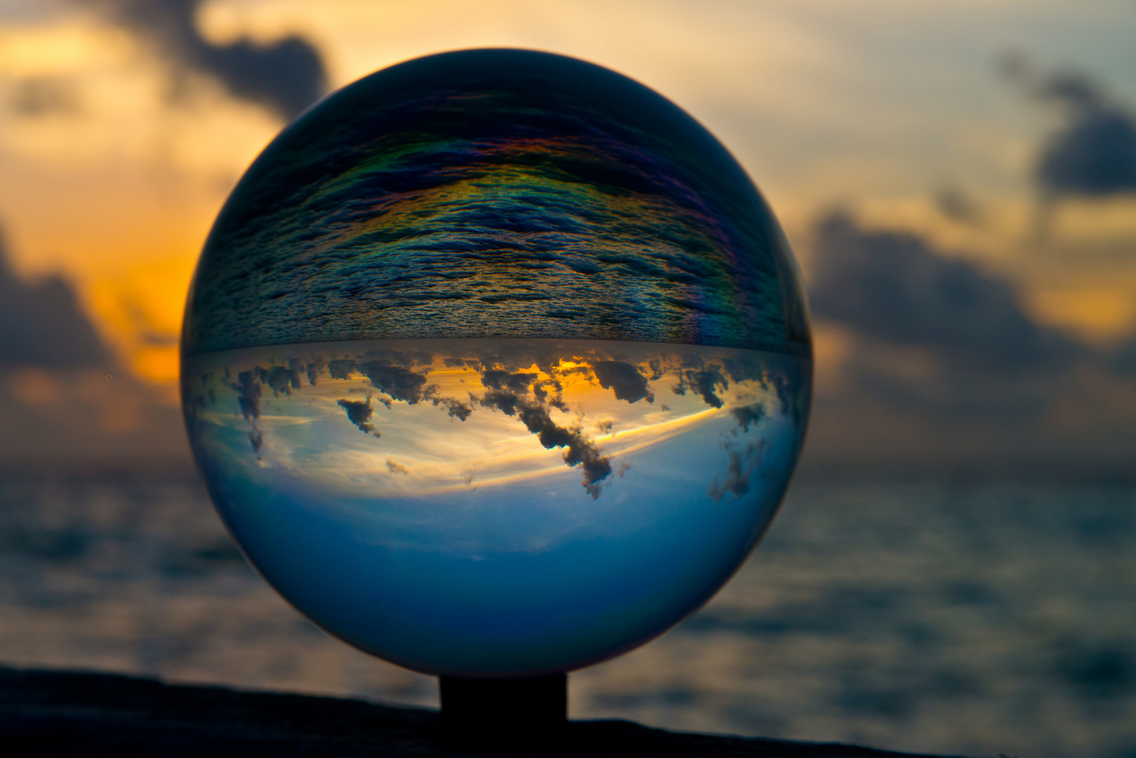 Die Welt steht Kopf und die Sonne wird unter gehen... Foto & Bild | sonnenuntergänge, himmel ...