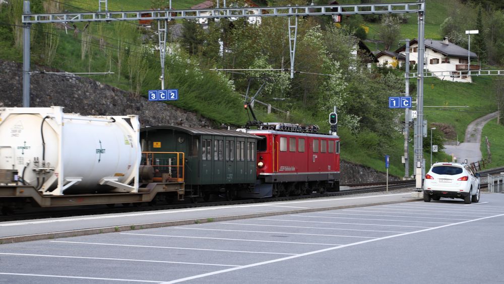 Dieser Güterzug gezogen von einer Ge6/6 II... Foto & Bild | schweiz ...