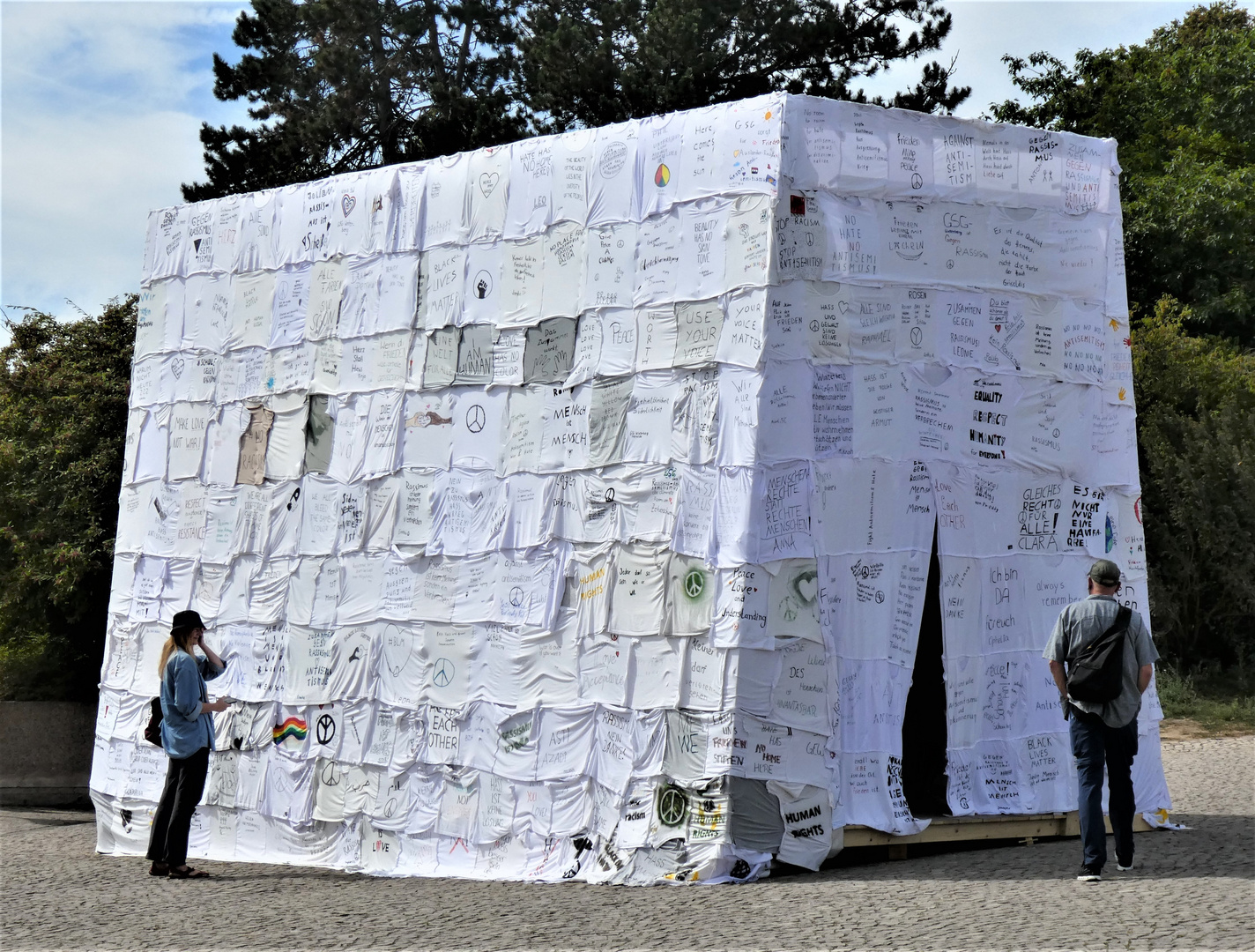 documenta fifteen in Kassel (18): Voices. Friedrichsplatz 2022 Foto ...