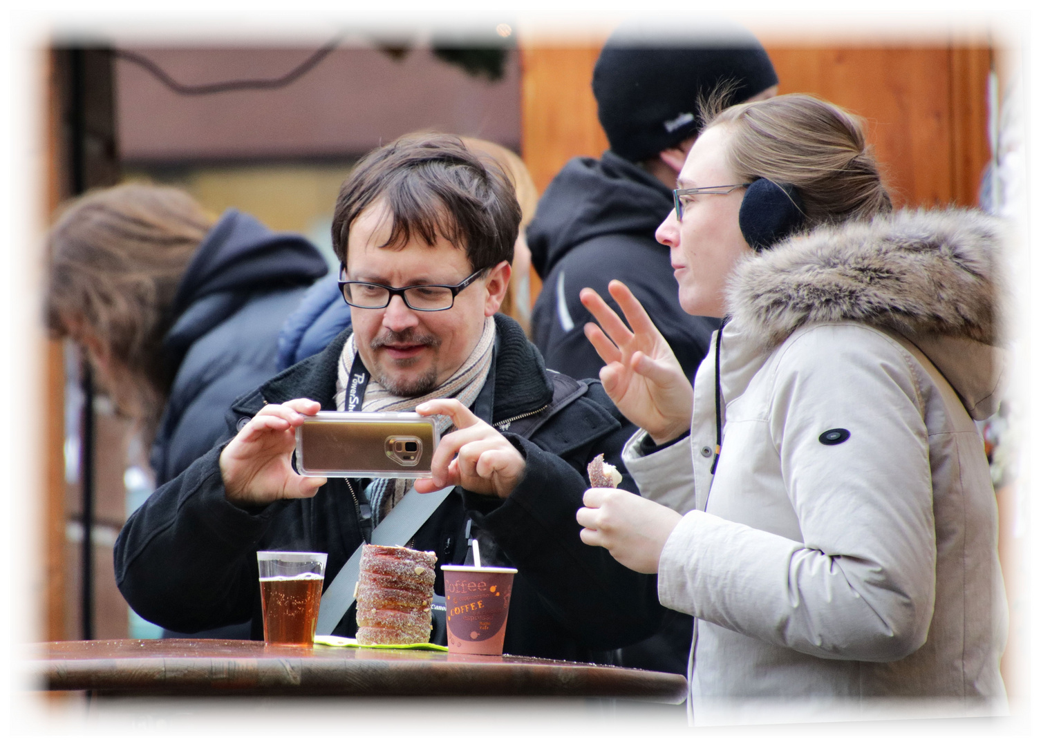 Dokumentation ist wichtig. Foto & Bild | erwachsene, streetfotografie mit menschen, paare Bilder ...