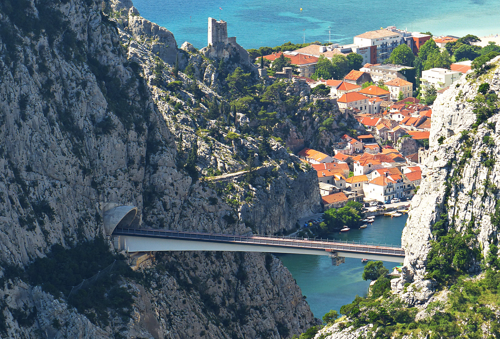 Donnerstag mit Durchblick Foto & Bild | architektur, europe, balkans Bilder auf fotocommunity