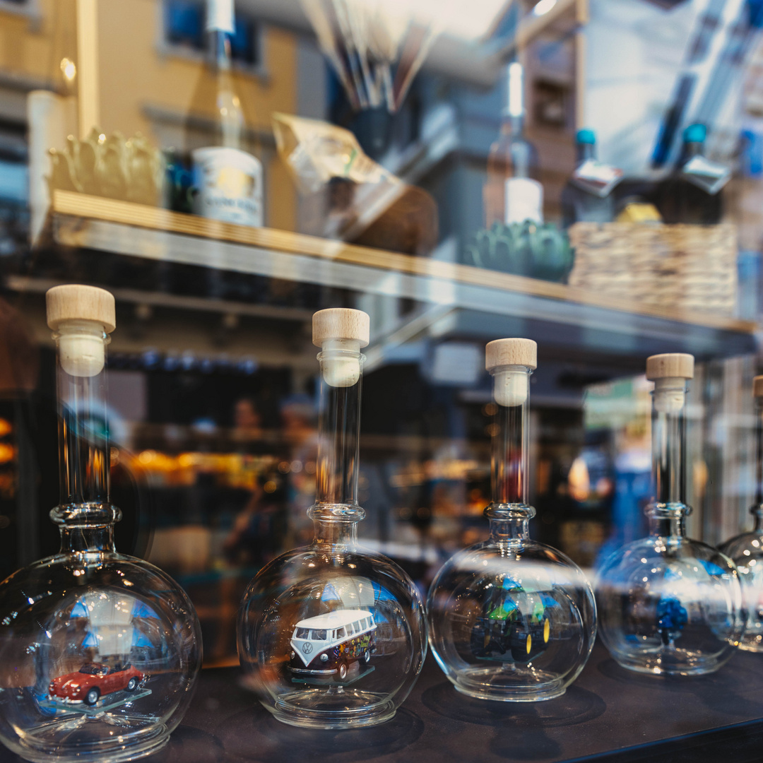 Donnerstag mit Durchblick, aber wie kommen die Modelle in die Flaschen ...