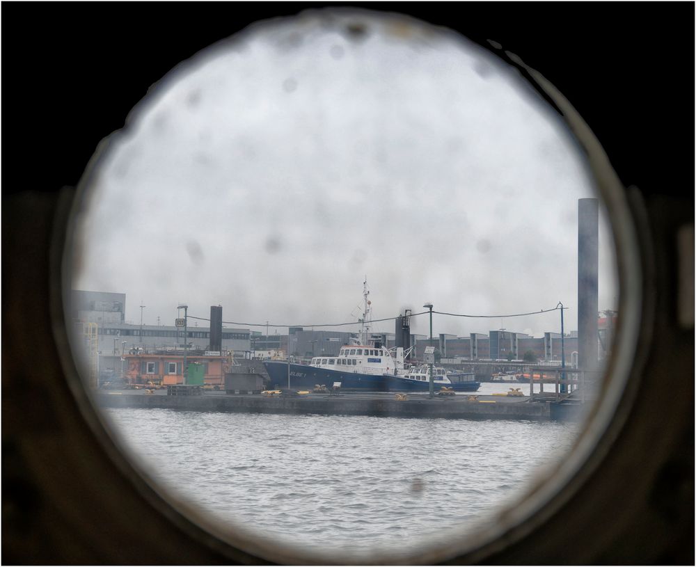 Donnerstag mit Durchblick - Blick durch ein Bullauge vom "Sauger IV" Foto & Bild | Bilder auf ...