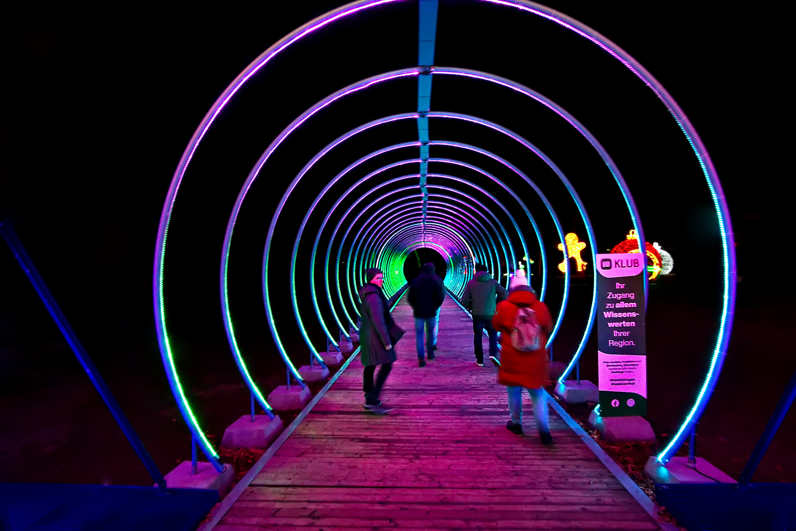 Donnerstag mit Durchblick - Blick durch einen Lichttunnel Foto & Bild | erwachsene menschen ...