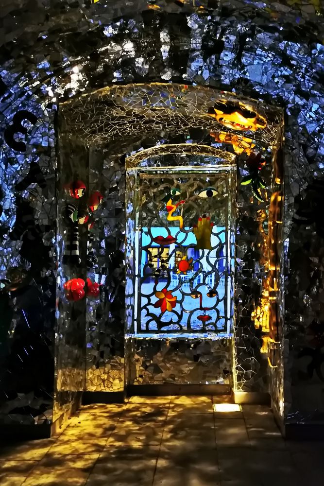 Donnerstag mit Durchblick - Blick in die Grotte bei den Herrenhäuser Gärten Foto & Bild ...