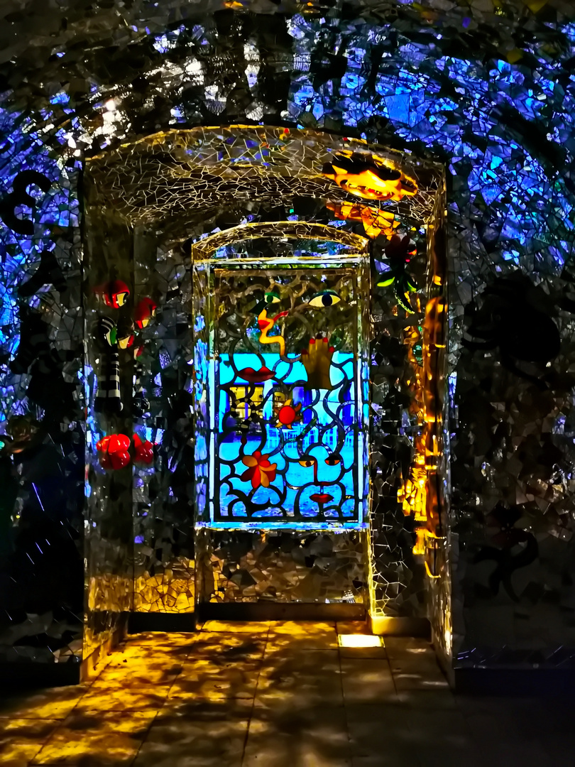 Donnerstag mit Durchblick - Durch- und Einblick in die Grotte in den Herrenhäuser Gärten Foto ...