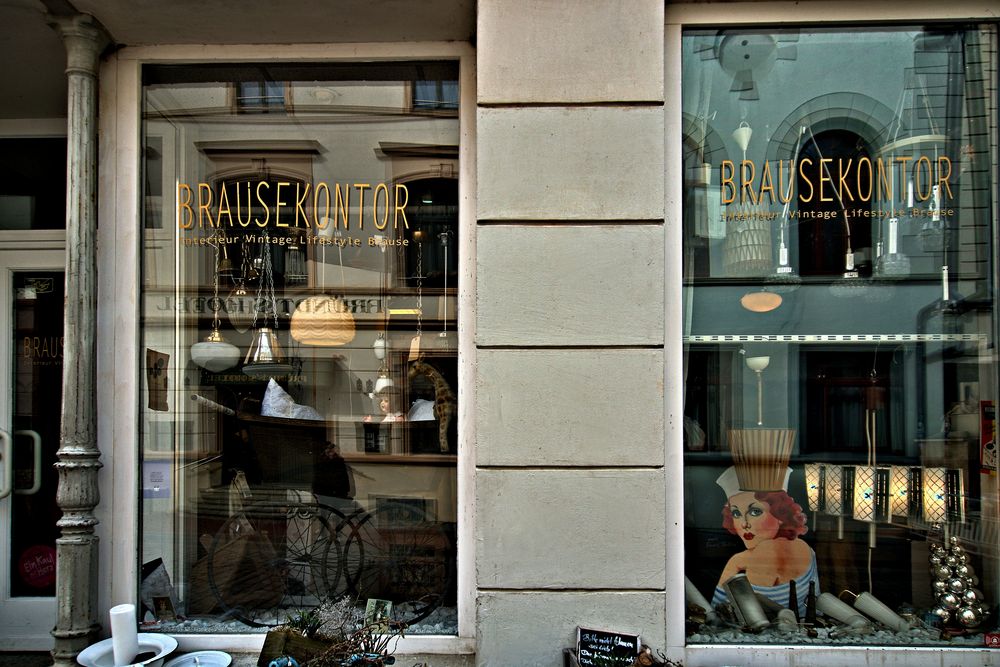 Donnerstag mit Durchblick - Durch- und Einblick in ein Geschäft in Wismar Foto & Bild | projekte ...