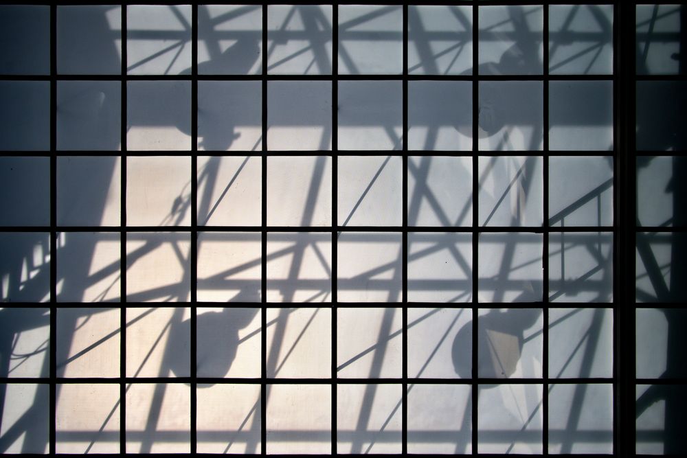 Donnerstag mit Durchblick - Durchblick durch eine gläserne Decke in einer Ausstellung Foto ...