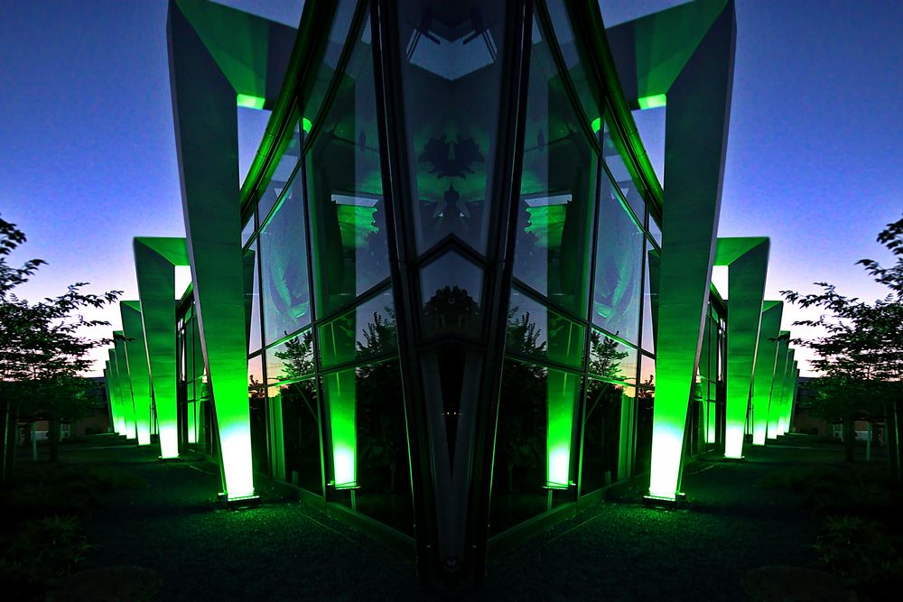 Donnerstag mit Durchblick - Gespiegelte Architektur mit Durchblick -korrigierte Version Foto ...