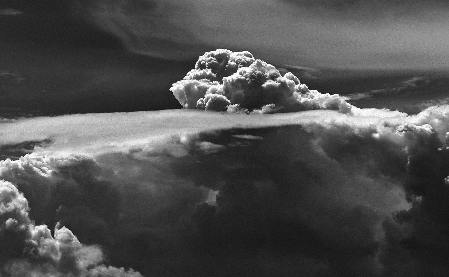 Donnerstag mit Durchblick und Schwarzweißer Freitag in einem Foto & Bild | spezial, wolken ...