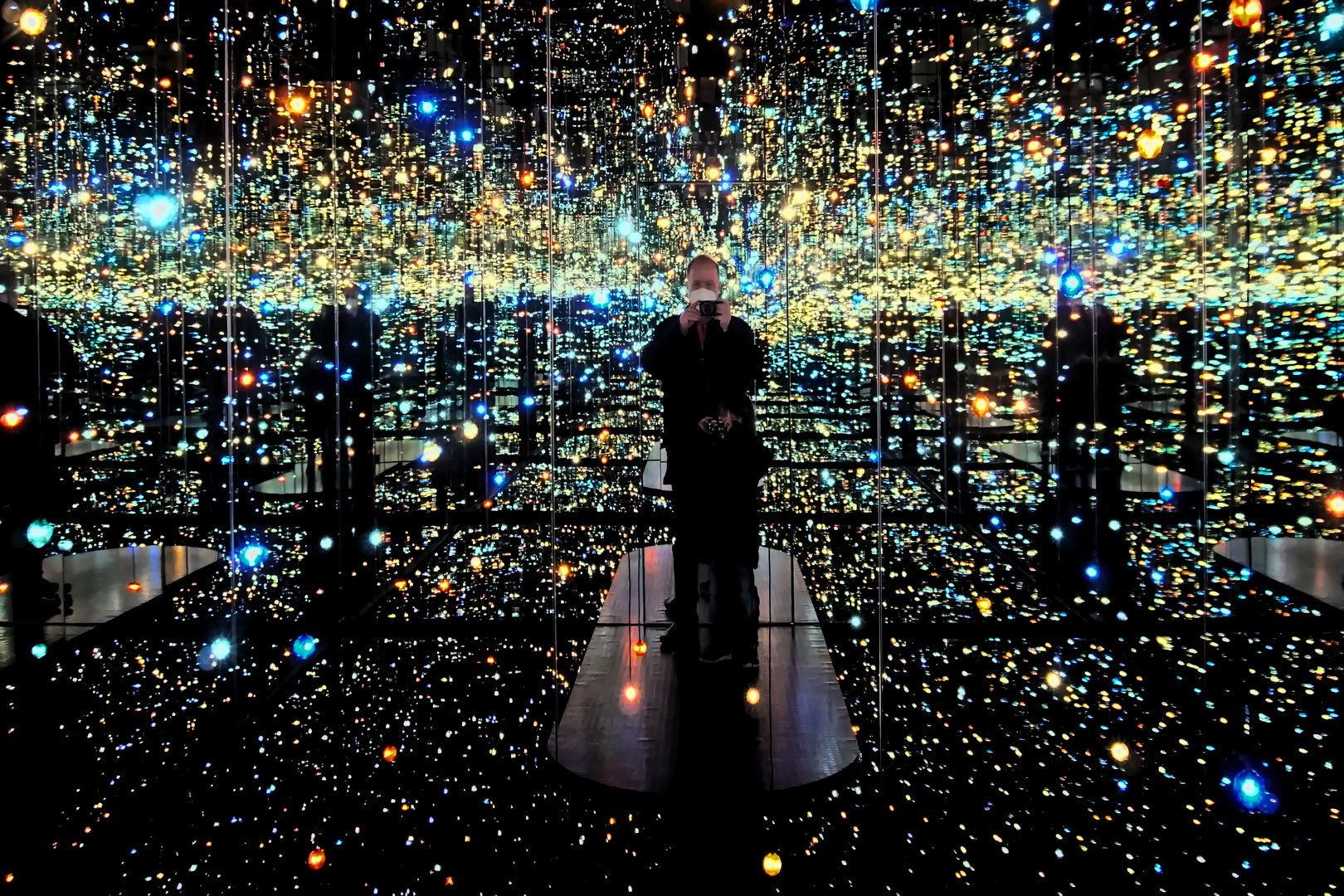 Donnerstag mit Durchblick - Wenn Opa mit dem Enkel in einer Spiegelkammer Magie erlebt Foto ...