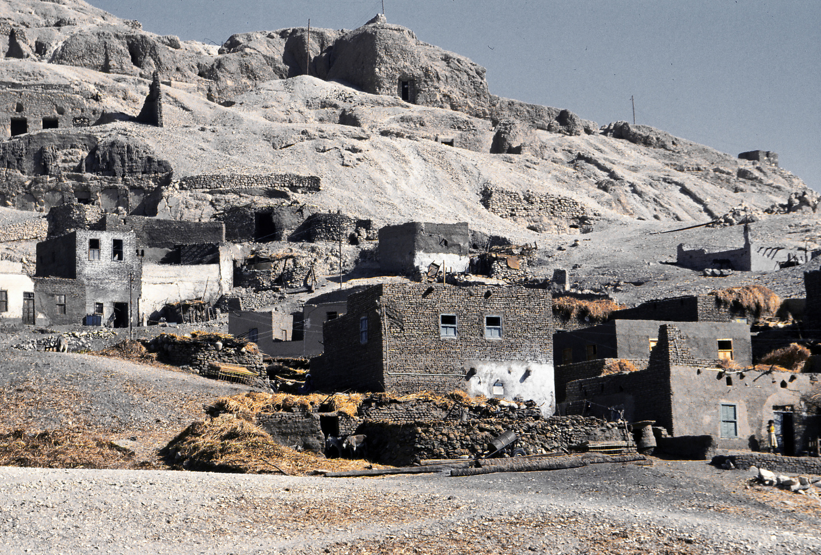 Dorf am Eingang zum "Tal der Könige" - partielle Farben Foto & Bild ...