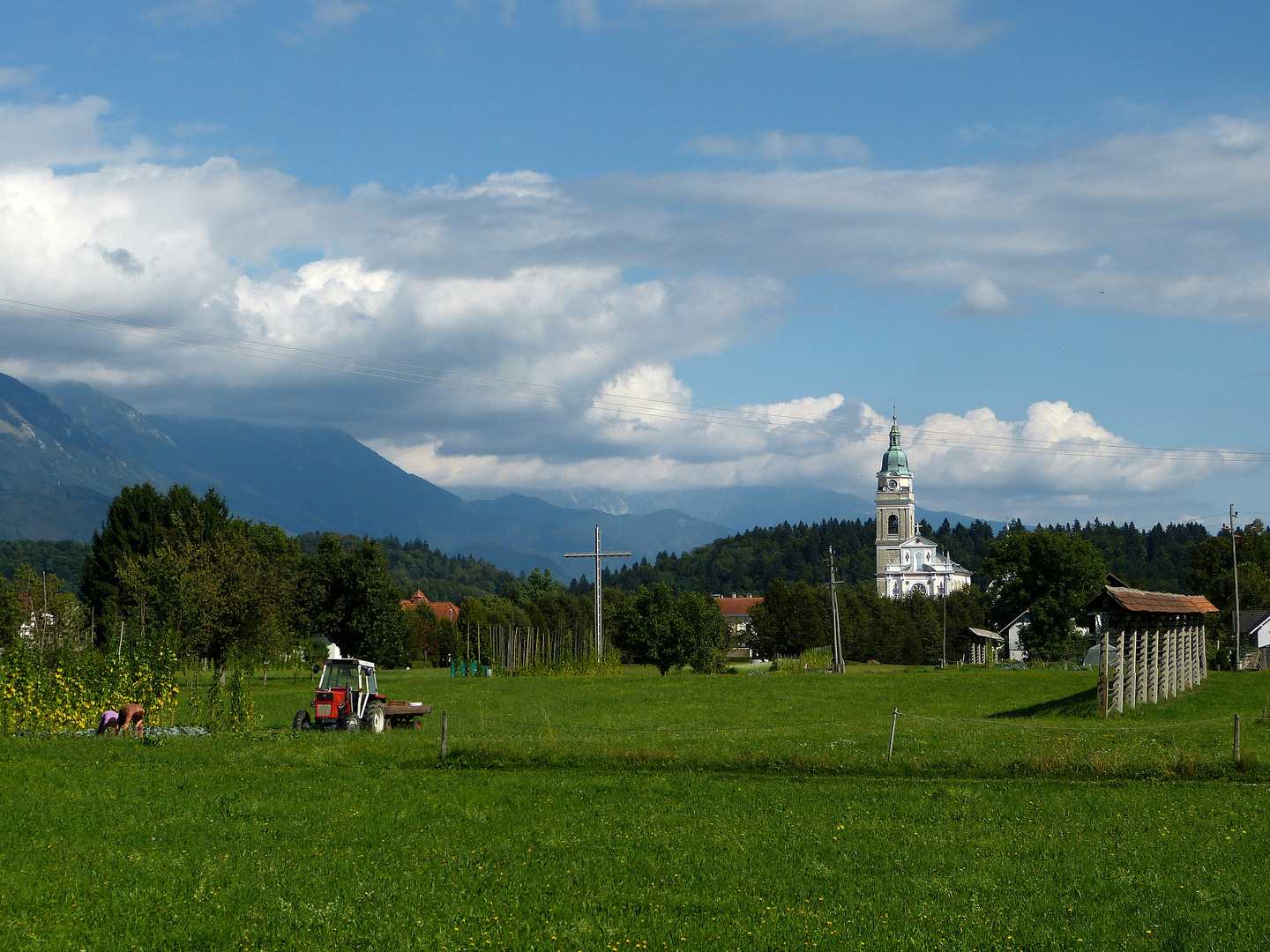 Dorf Brezje am Rand des Brezjer Feldes mit Basilika Maria Hilf Foto ...