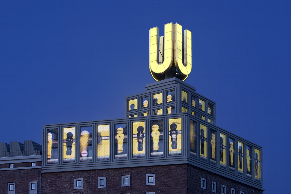 Dortmunder U – Schwarz Gelbes Kickerspiel Foto & Bild | architektur, architektur bei nacht ...