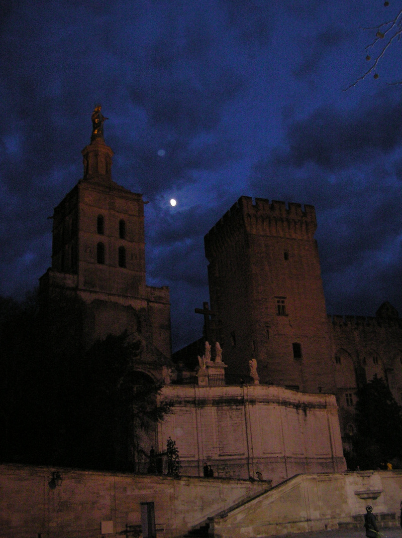 double lune en Avignon photo et image | europe, france, provence-alpes ...