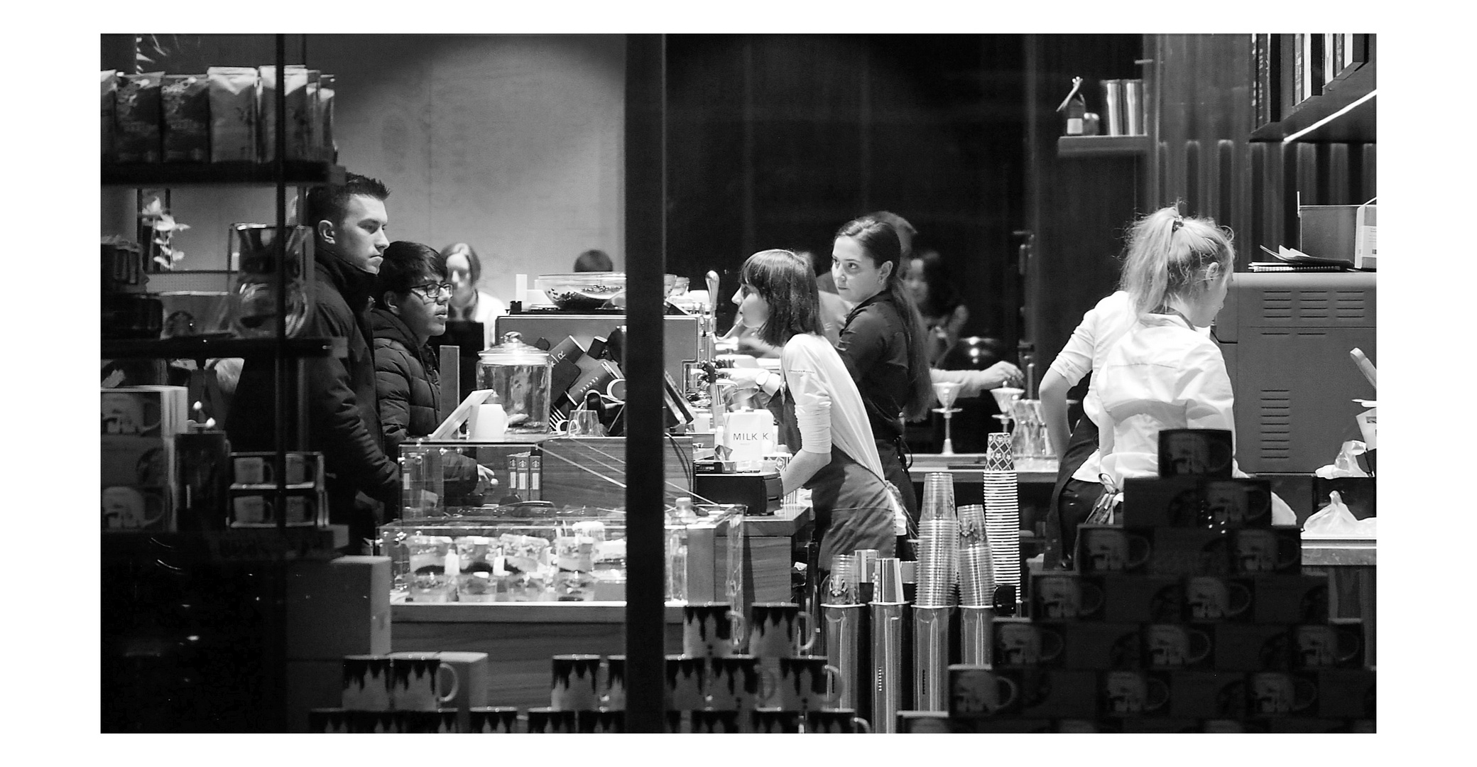 Downtown People - At The Snackbar Foto & Bild | erwachsene menschen ...