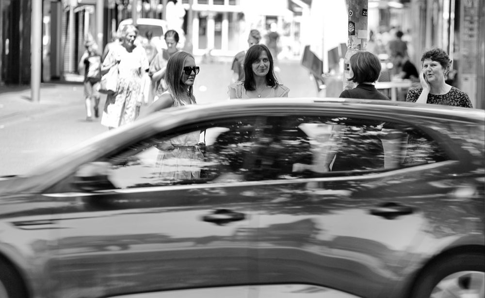 Downtown People - At The Traffic Light II Foto & Bild | streetfotografie mit menschen, fashion ...