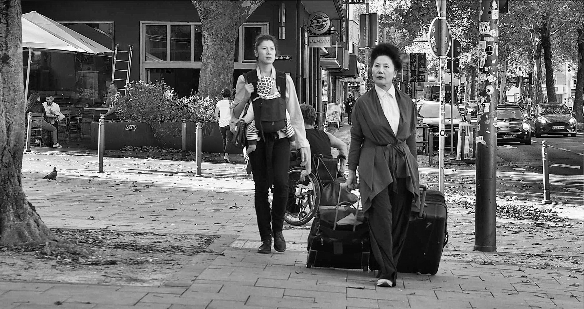 Downtown People - Generations Looking For The Right Way... Foto & Bild | erwachsene menschen ...