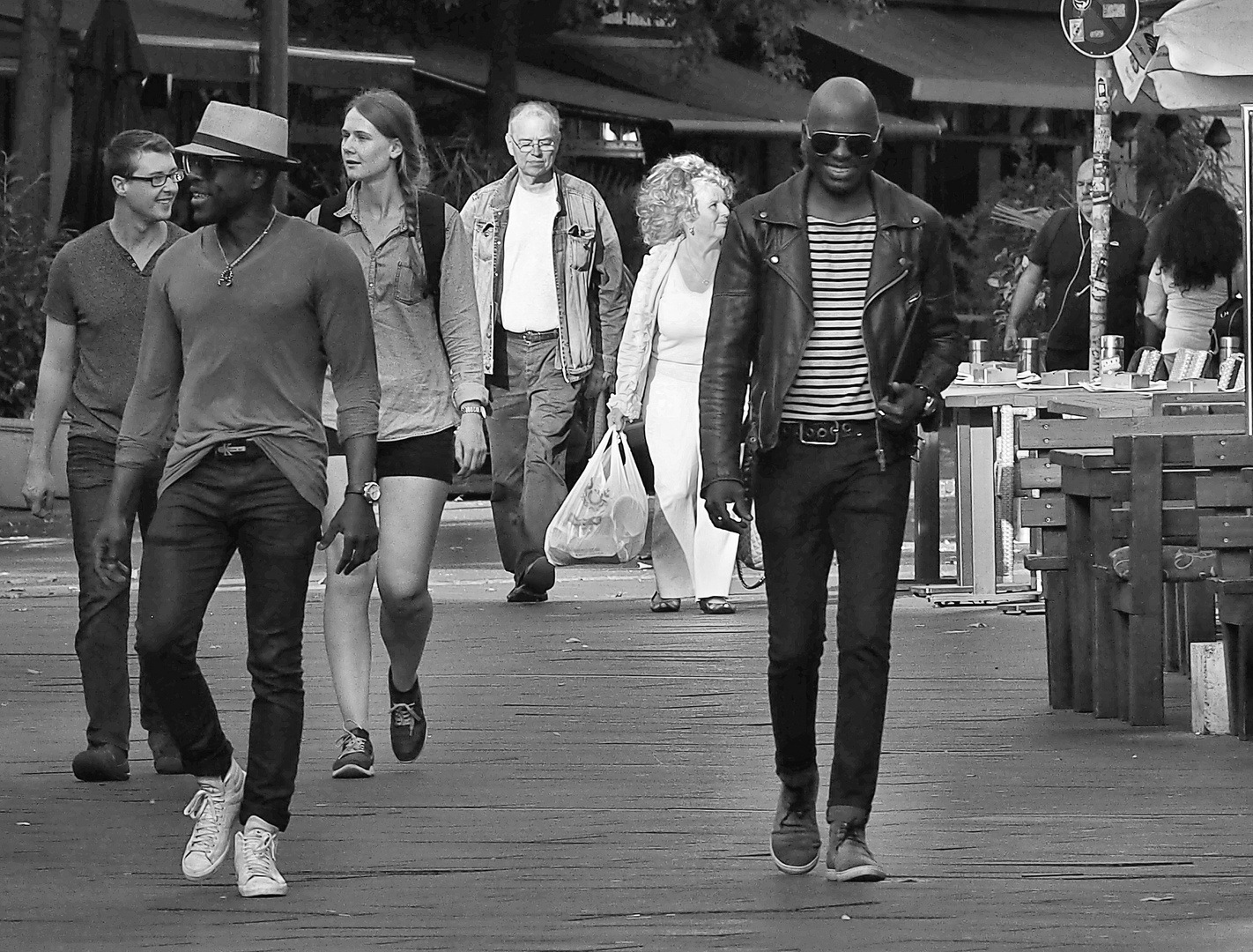 Downtown People - Give Me A Smile Foto & Bild | erwachsene menschen, streetfotografie mit ...