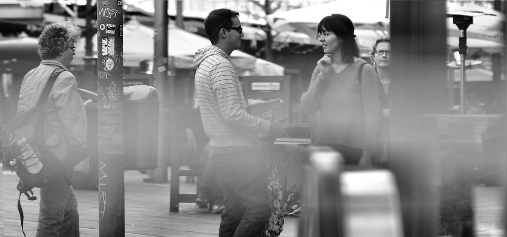 Downtown People - Meeting Friends Foto & Bild | erwachsene, streetfotografie mit menschen ...