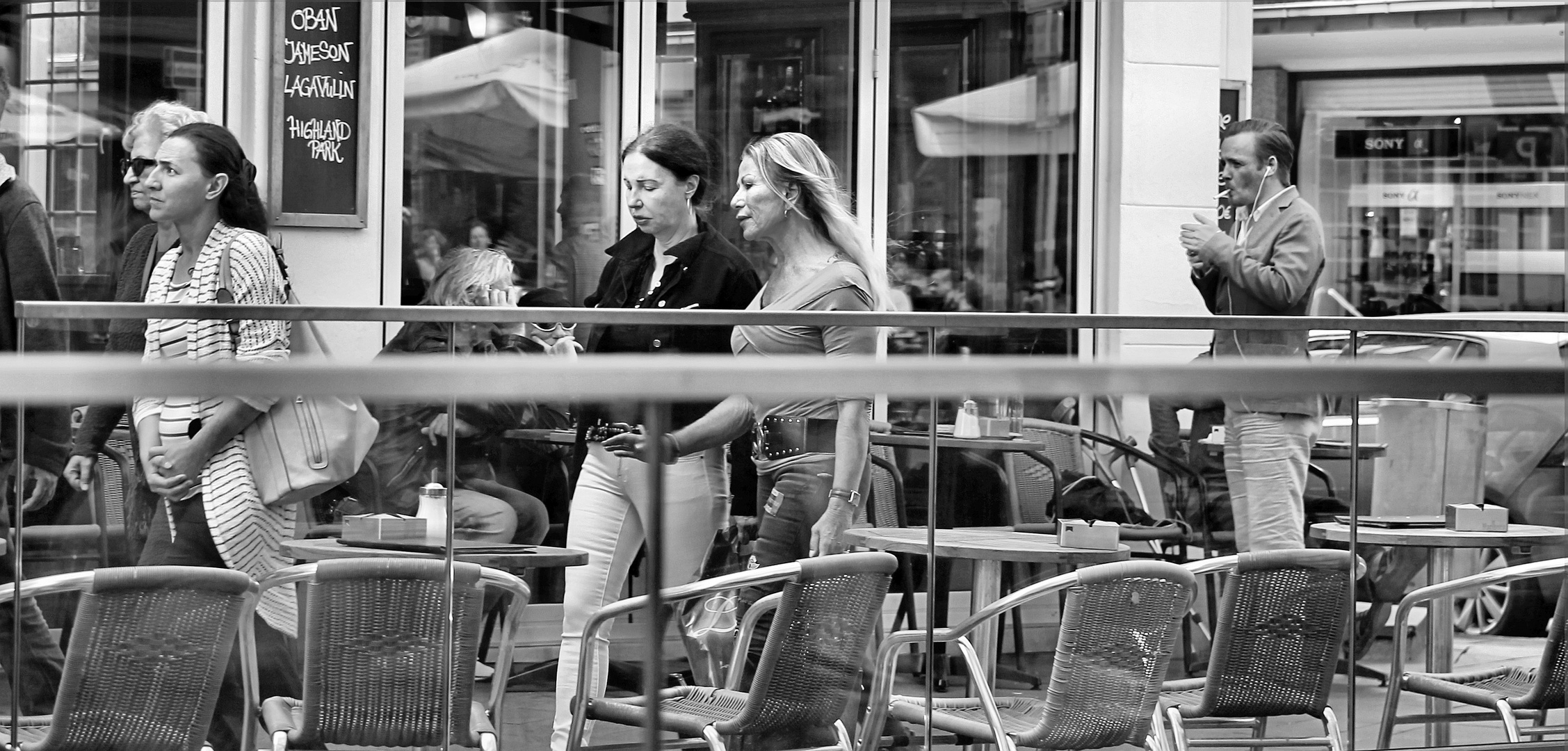Downtown People - Passing By Foto & Bild | erwachsene, portrait, streetfotografie mit menschen ...