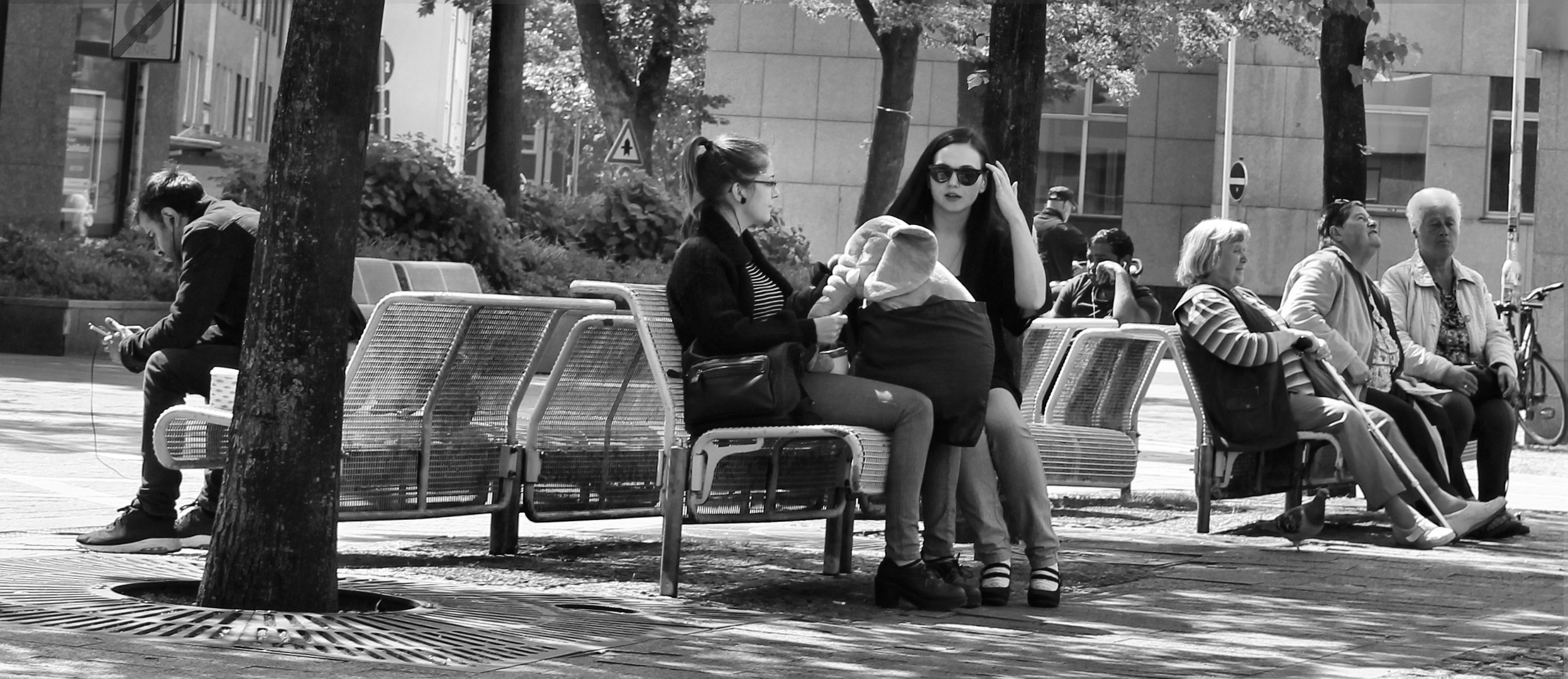 Downtown People - Relaxing Foto & Bild | erwachsene menschen, streetfotografie mit menschen ...
