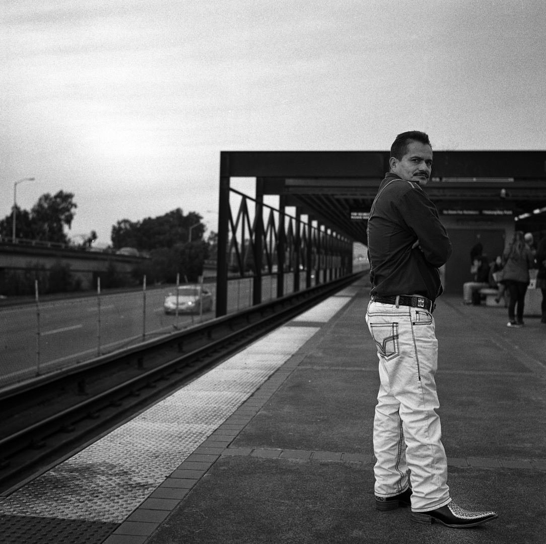 Downtown Train Foto & Bild | streetfotografie mit menschen, kommunikation; grafik; szenen ...