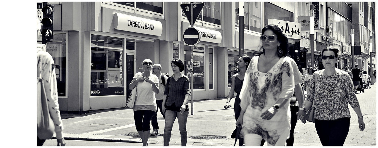 Downtown Women - "Walk" Foto & Bild | erwachsene menschen ...