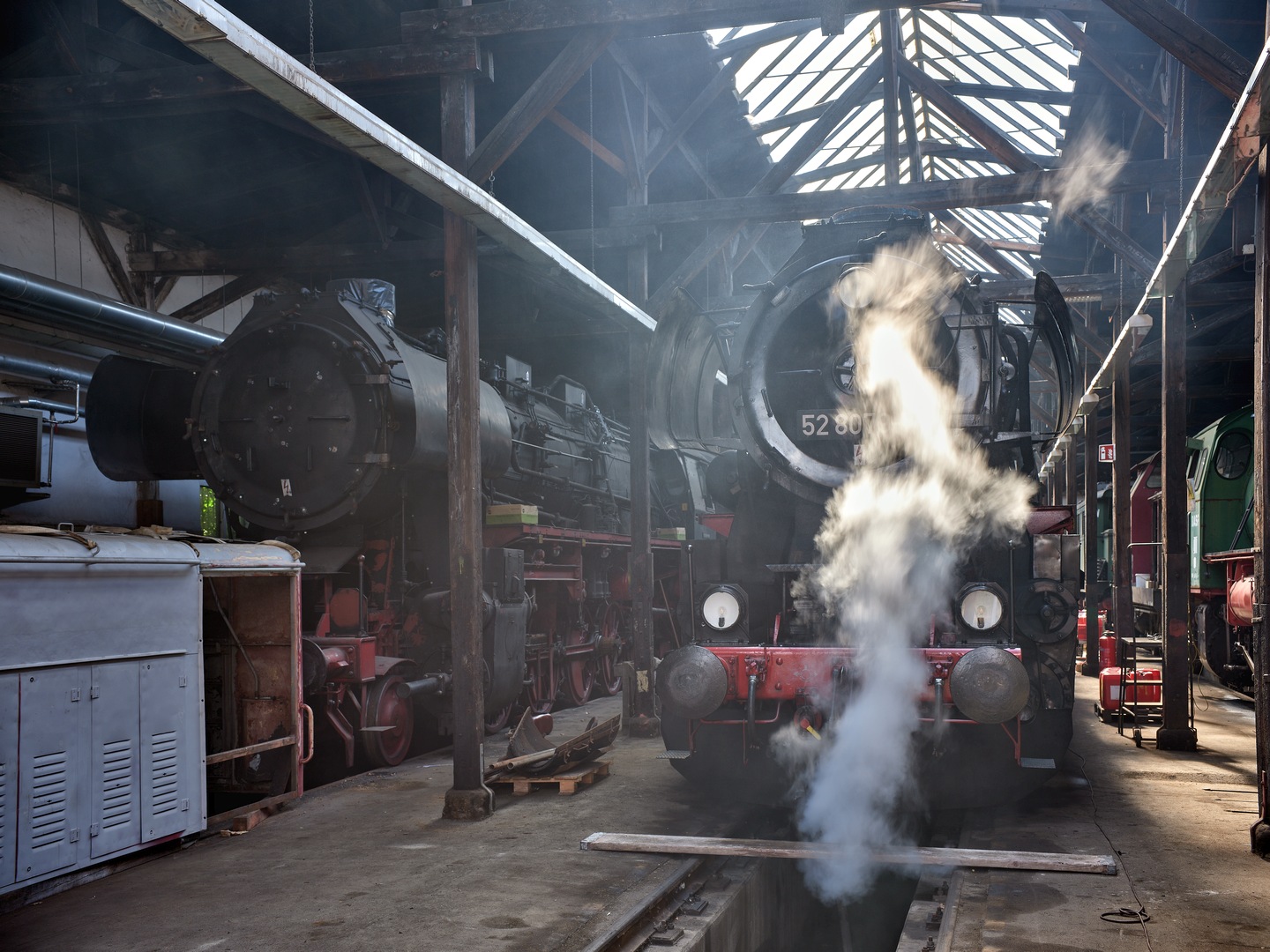 DR 52 8079-7 mit DR 52 8131-6 im Schuppen Foto & Bild | historische ...