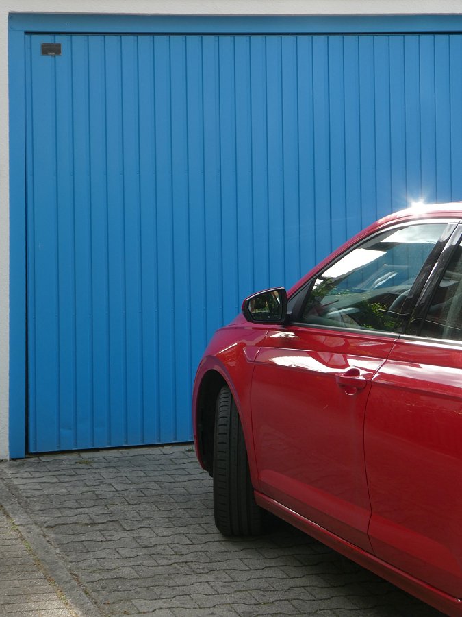 Draußen vor dem blauen Garagentor. Foto & Bild | rot, blau, bayern ...