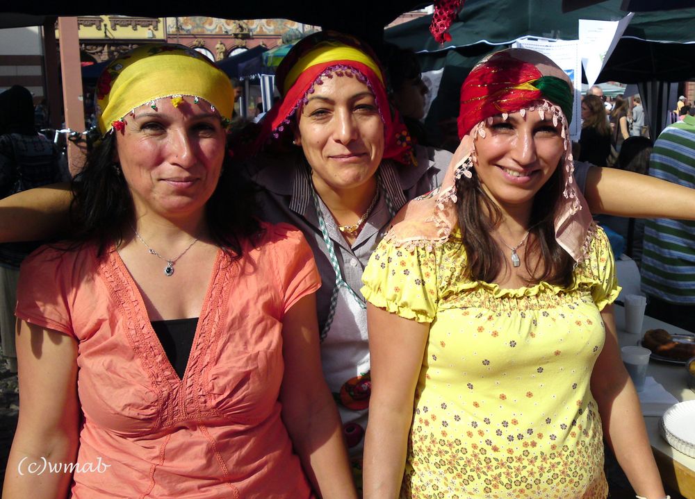 Drei hübsche Kurdinnen in Nationaltracht Foto & Bild | europe, asian ...