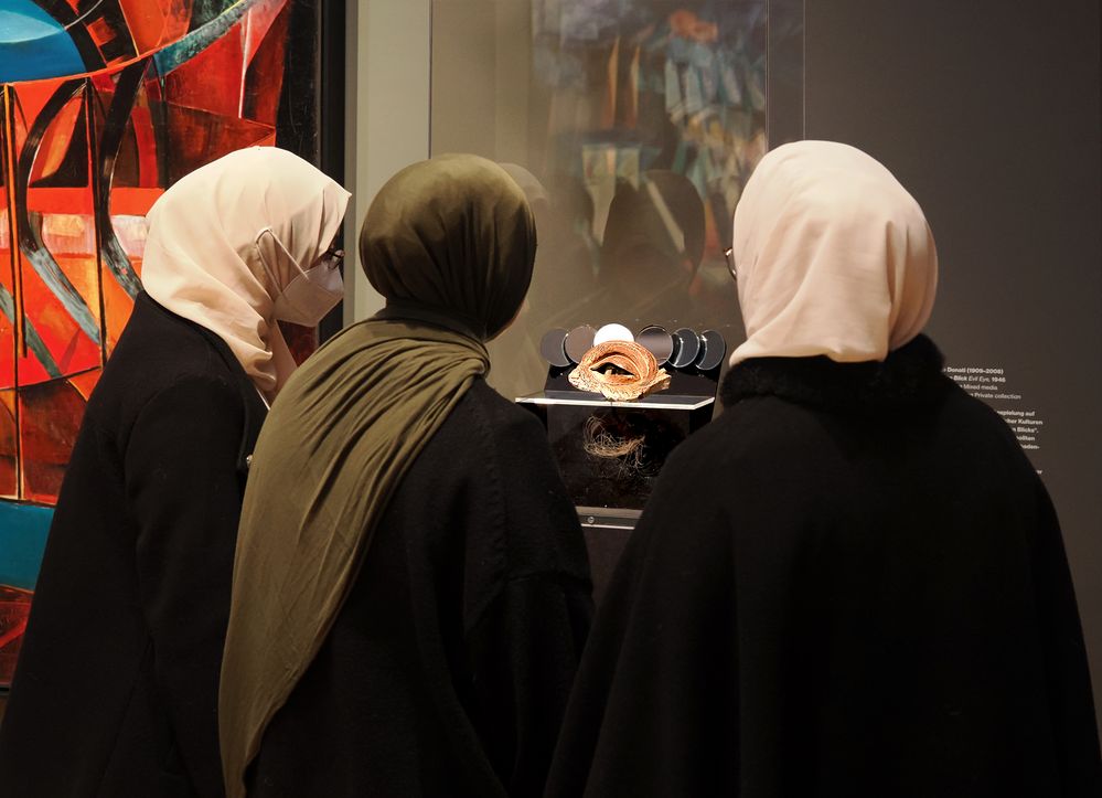 Drei junge Frauen werfen einen Blick auf den Drei junge Frauen werfen einen Blick auf den