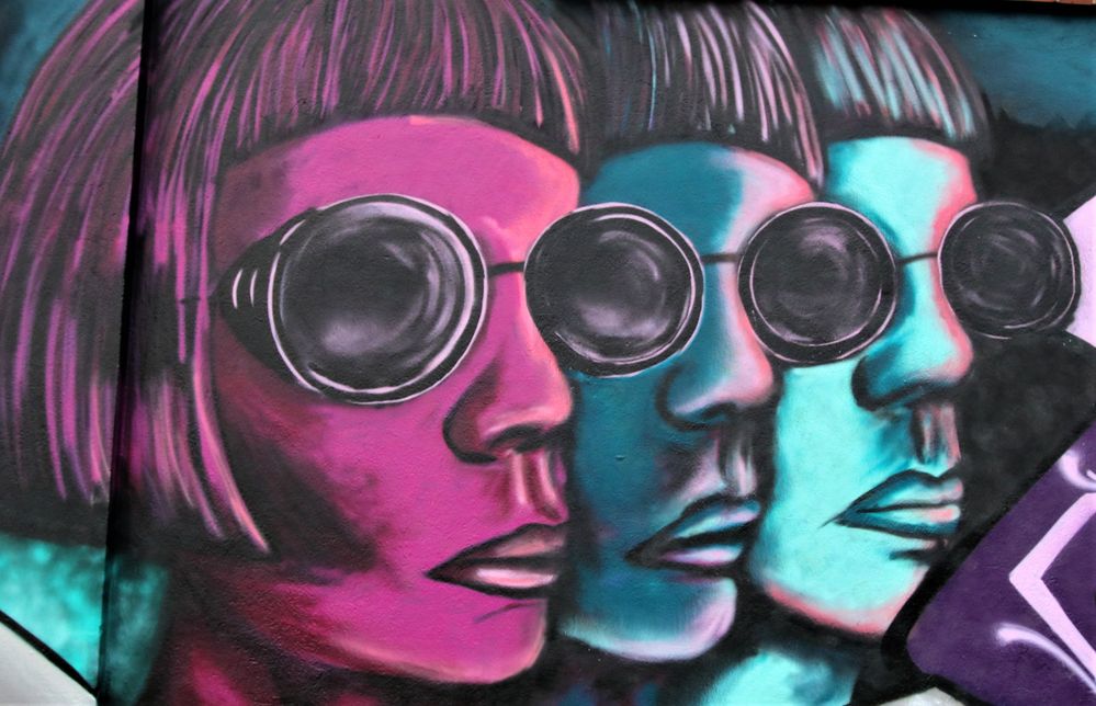 Drei Mädels und zwei Brillen Foto & Bild | streetart, graffiti & tags, streetfotografie mit ...